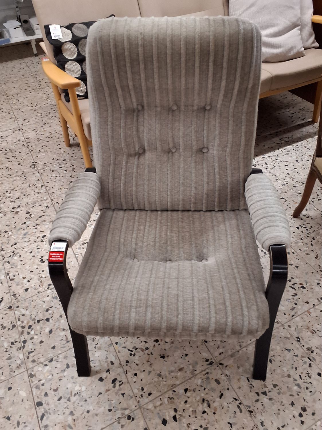 Lænestol i gråt riflet stof